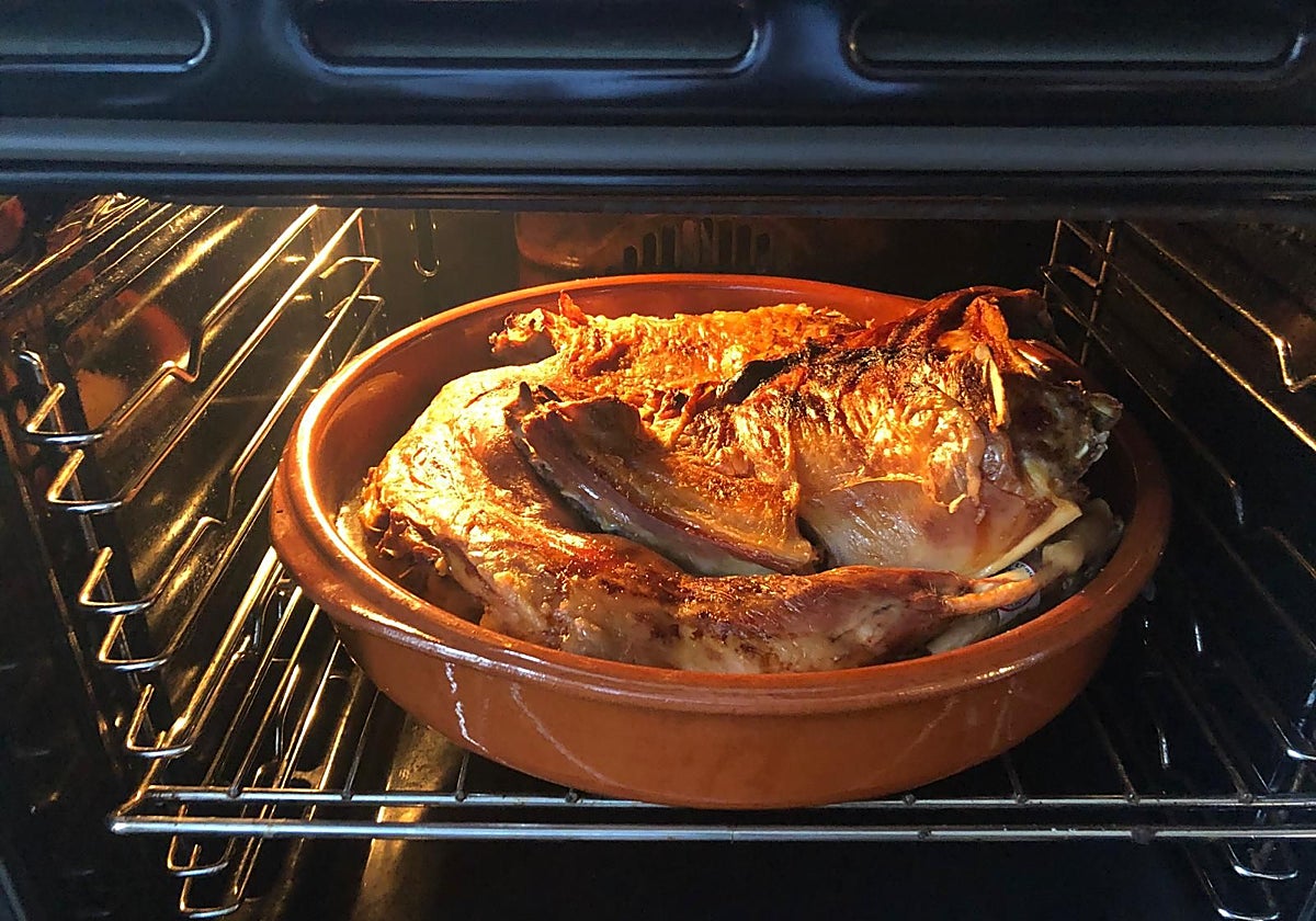 El lechazo asado: tradición y sabor en las mesas navideñas - CIERVAL